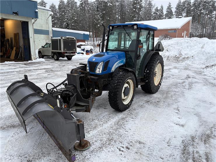 Traktor New Holland TN95DA Med snöblad - industritorget.se